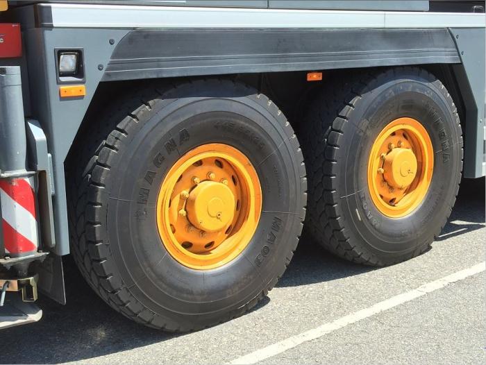 445/95R25 MA03 running on Liebherr mobile crane in Switzerland | LECTURA Press