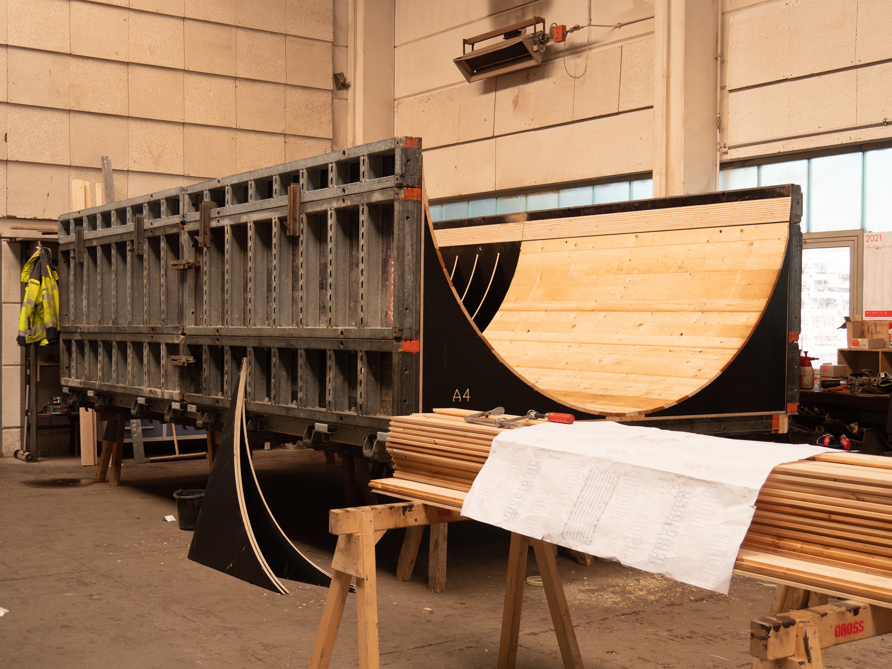 Ein Teil der Schalung von Pfeiler Nr. 5 wurde im Werk der NOE-Schaltechnik vorgefertigt ...