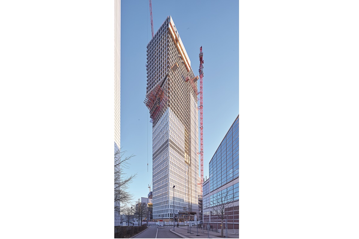 Die Auskragung in 125 m Höhe verleiht dem Wolkenkratzer sein markantes ...