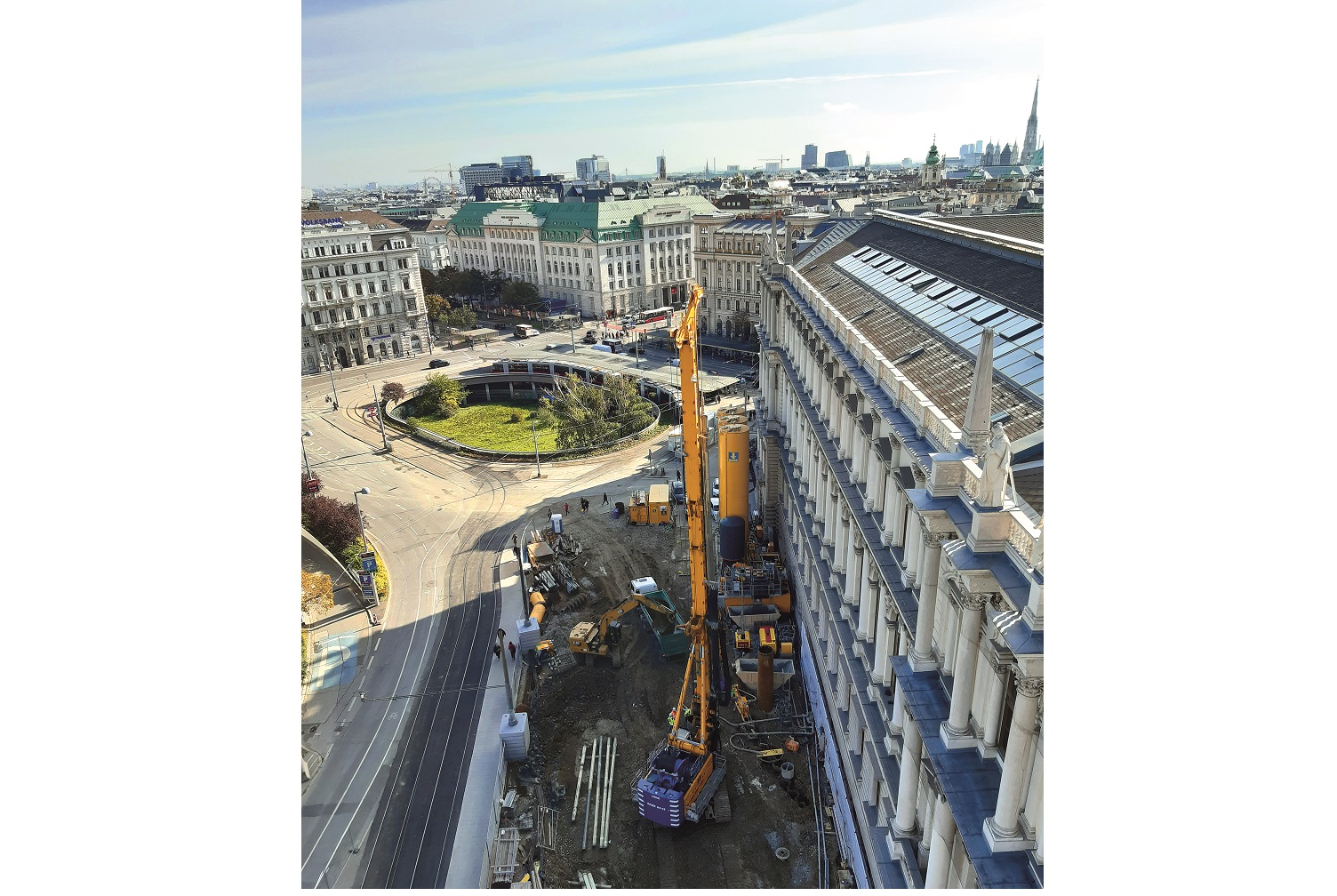 Eine BAUER BG 45 bohrte beim Baulos U2/22 Absprungbauwerk am ...