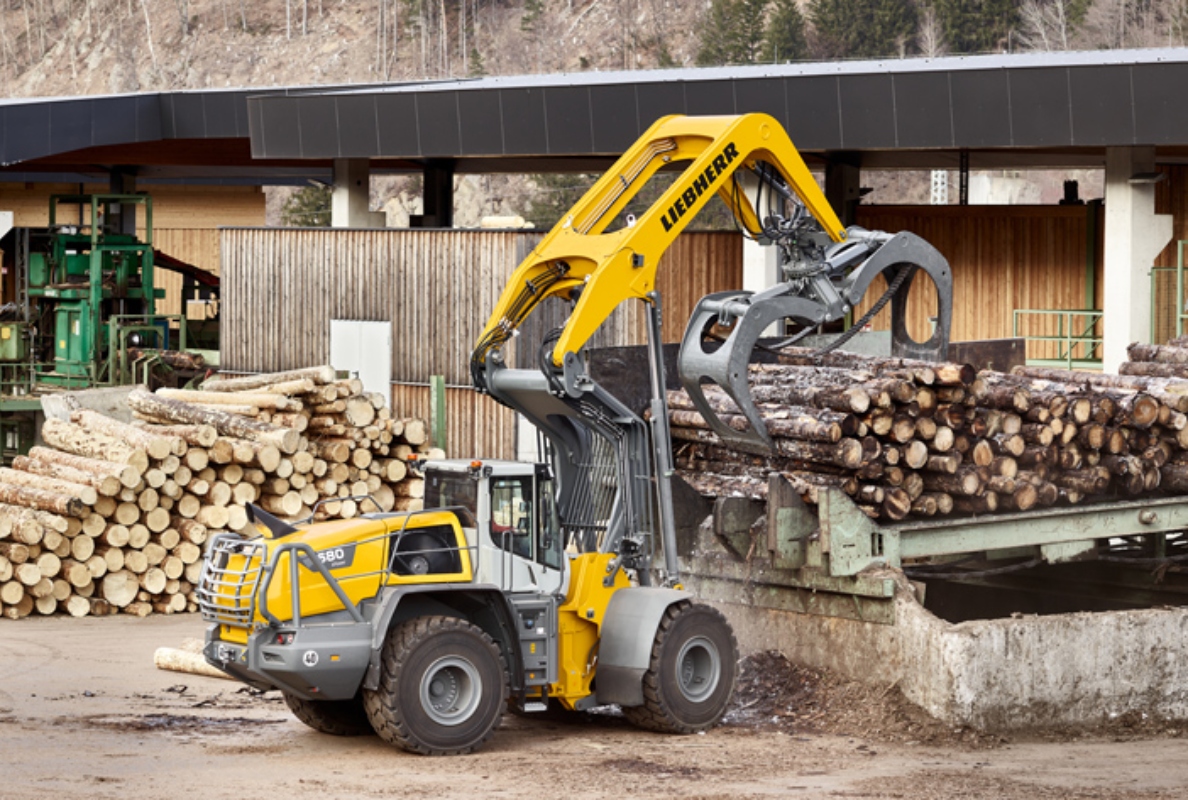 Der Liebherr L 580 LogHandler XPower® verfügt über ein Spezialhubgerüst ...