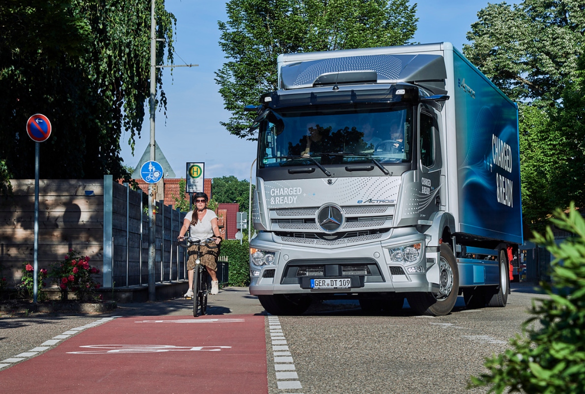 Mit dem Mercedes-Benz eActros 300, dem eEconic und dem eCanter sind ...