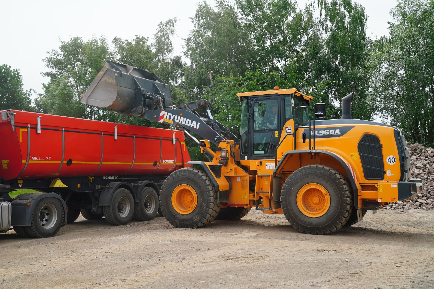 Der neue Hyundai HL960A verlädt Brechsand in der Kiesgrube von Elsner-Transporte in Naunhof ...