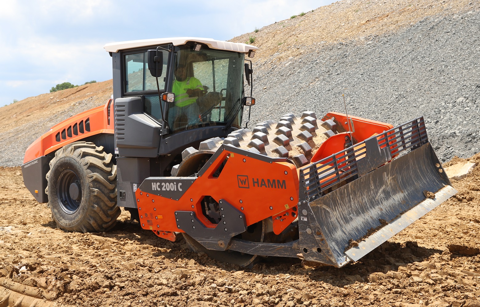 Komplettpaket für den Erdbau: Im Einsatz überzeugen die Walzenzüge mit hoher Leistung, einfacher ...