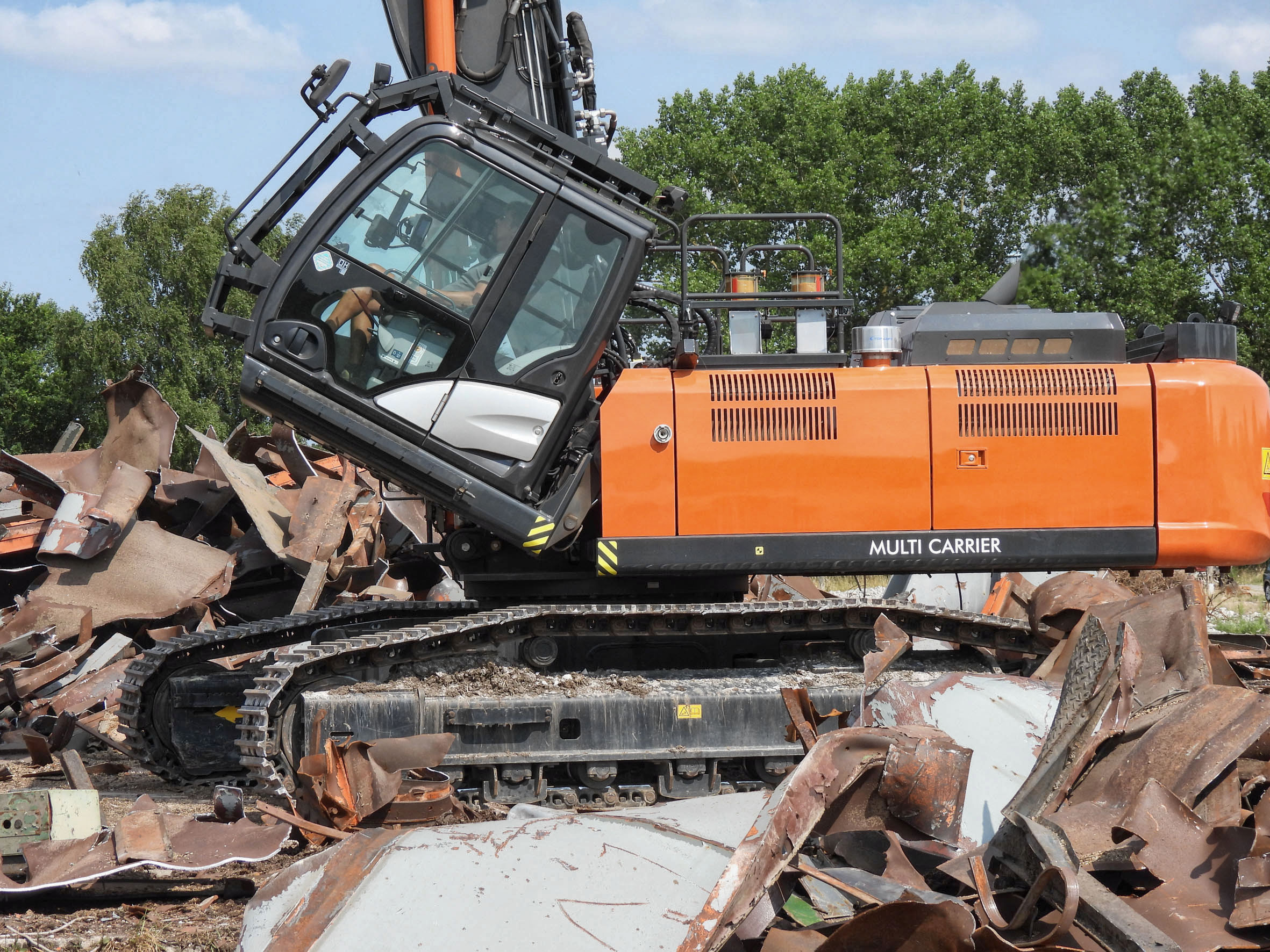 Aus der Kippkabine des KMC400-6 hat Jan Peter Ingwersen beste Sicht auf ...