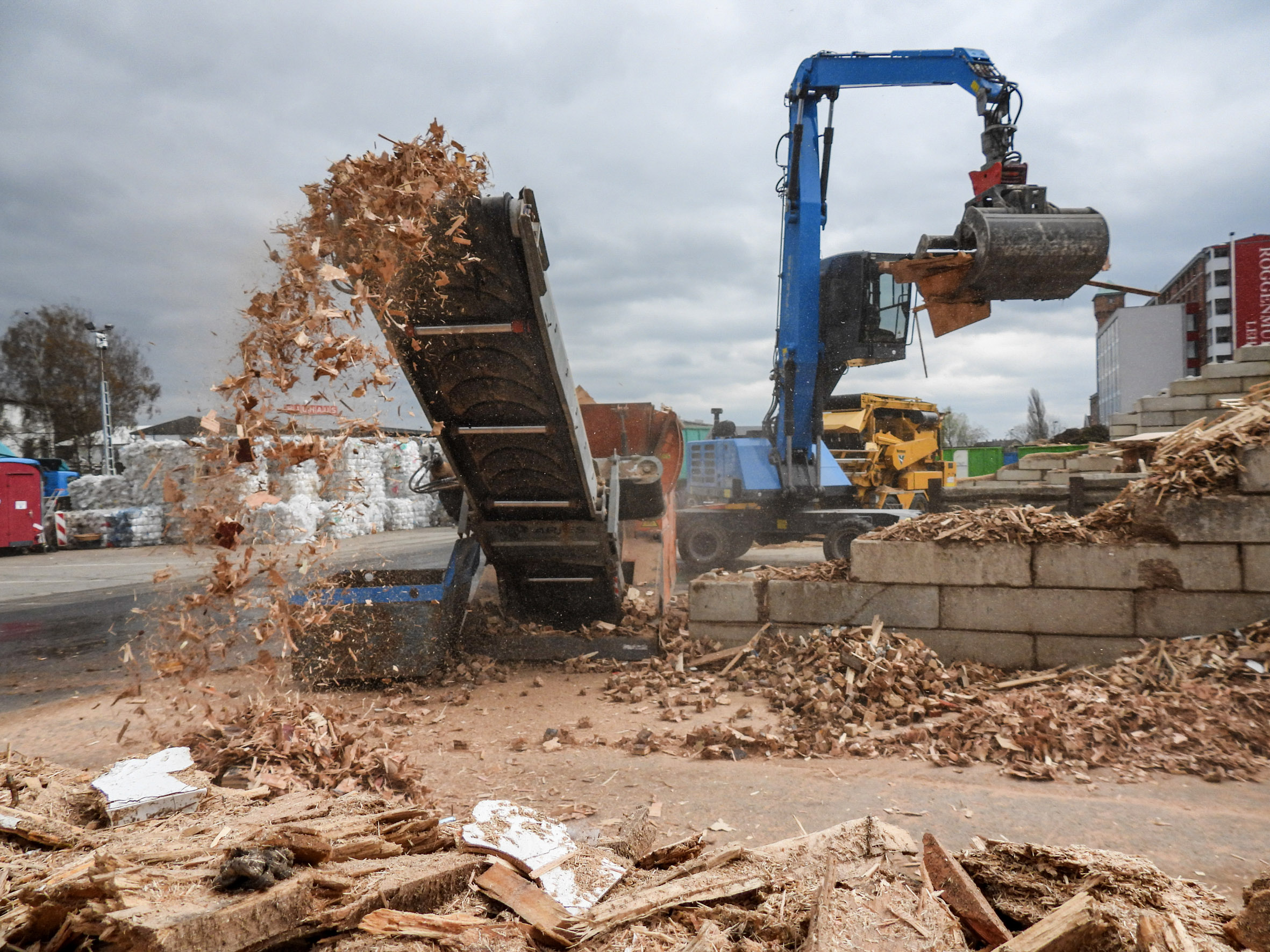 Den Zweischalen-Holzverladegreifer kann Cederbaum am TQC vielseitig ...