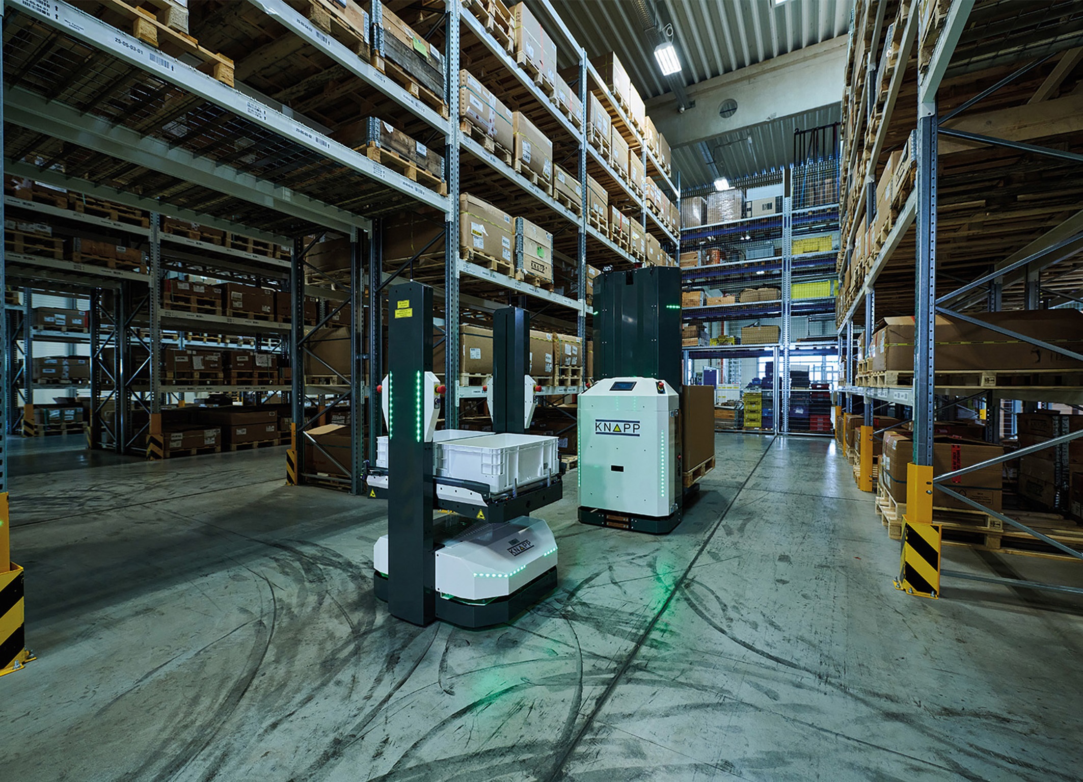 Die autonomen mobilen Roboter, die Open Shuttles, transportieren ...