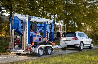 Die BLUELIFT Raupenarbeitsbühnen lassen sich einfach auf dem Anhänger ...