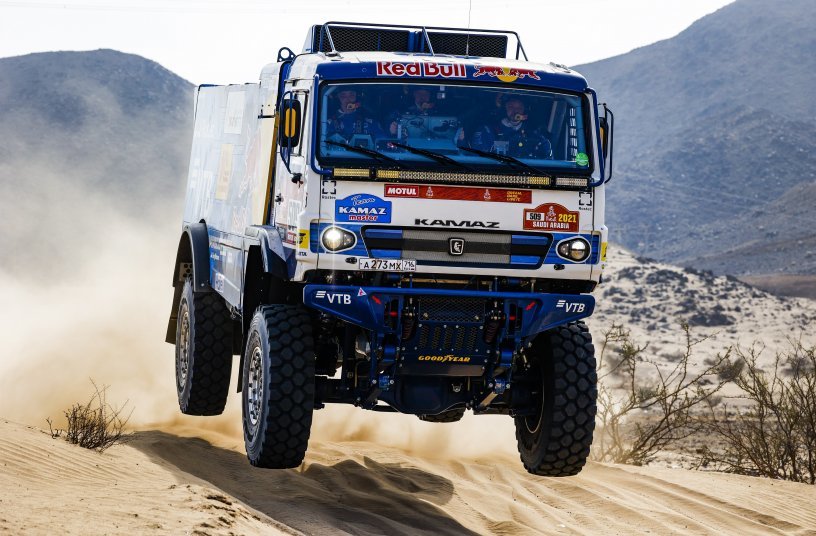 KAMAZ-Master dominiert die erste Hälfte der DAKAR 2021 auf Serienreifen ...