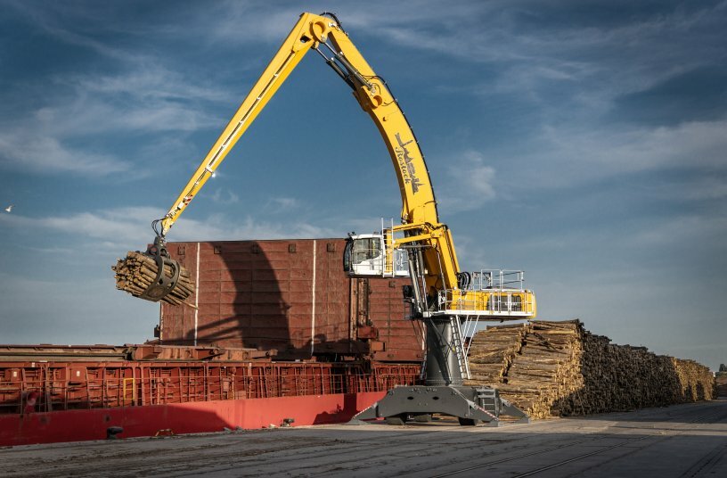 Maschinenübergabe der Liebherr-Umschlagmaschine LH 110 M HR Port ...