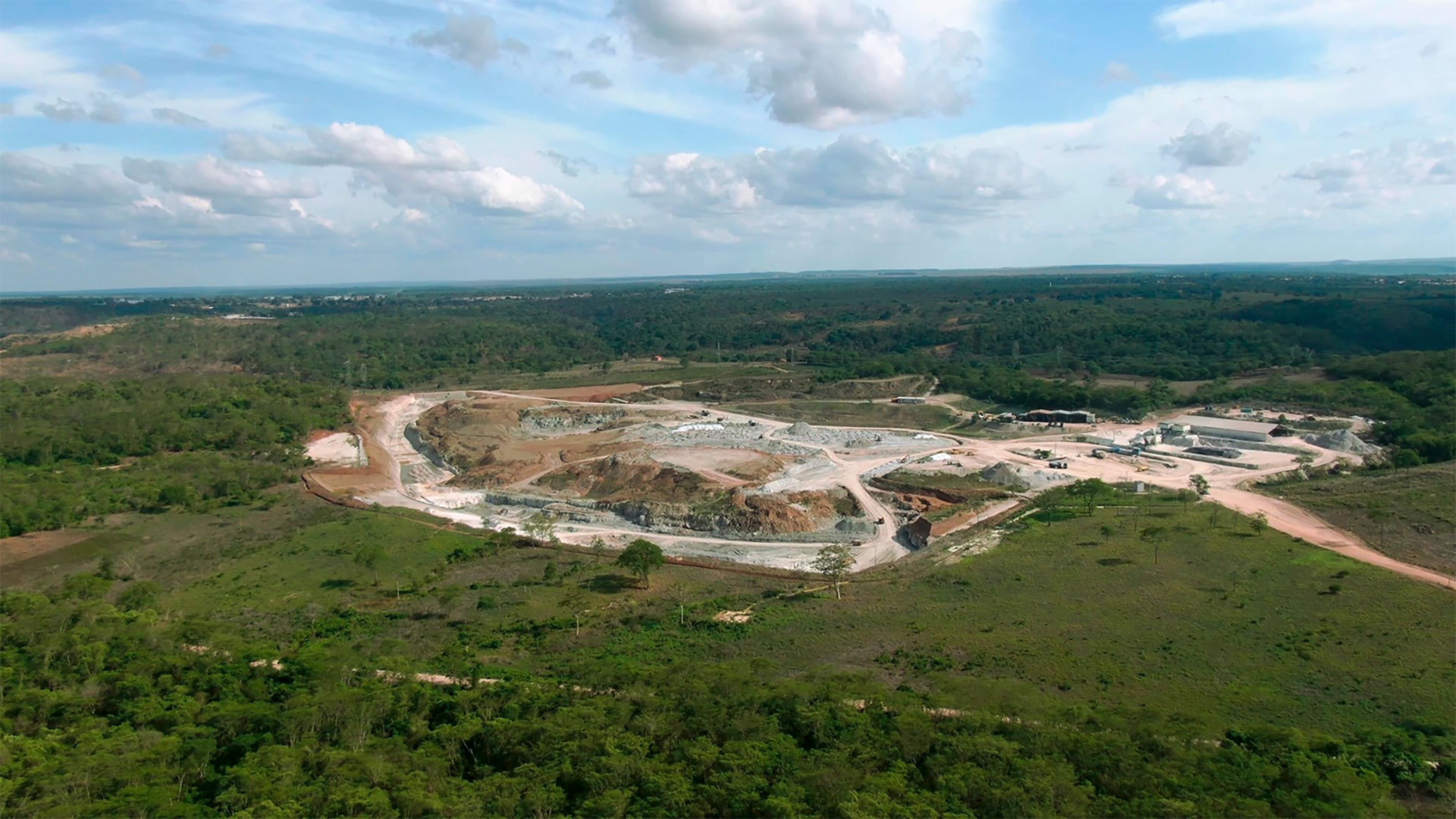 Ohne Bohren und Sprengen wird in der Chorado Mine von Grajaú, im ...