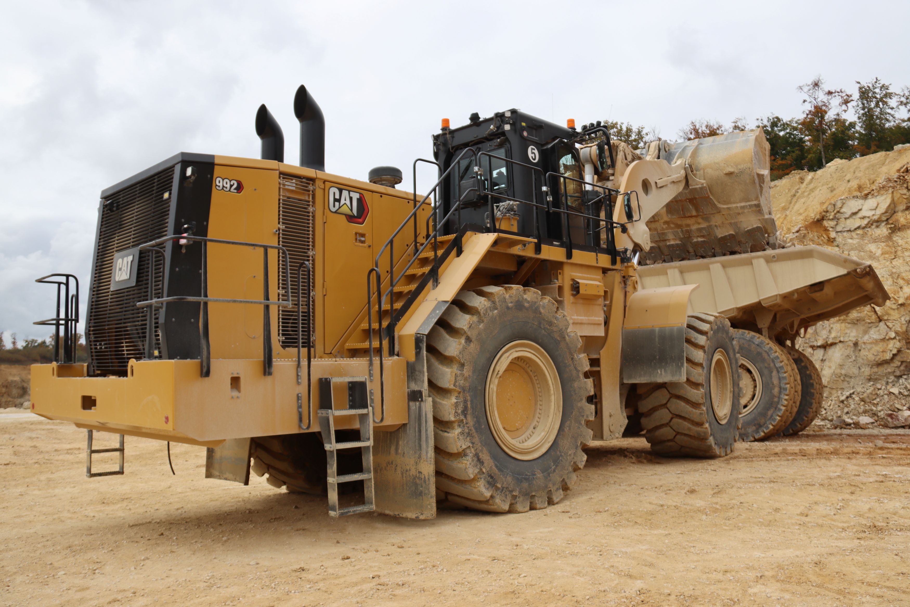 Knapp hundert Tonnen des Materials schlägt der neue Cat Radlader 992 in ...
