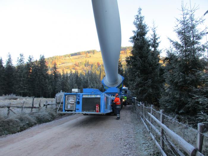 SCHEUERLE rotor blade adapter on an SPMT (Self Propelled Modular ...