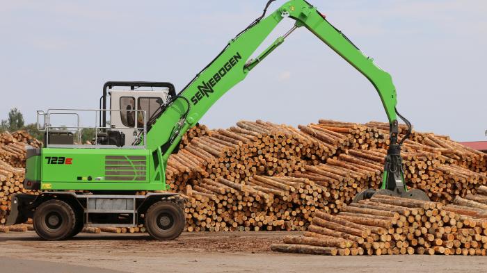 Kompakter Umschlagbagger im Sägewerk: neuer SENNEBOGEN 723 bei Hit Holz ...