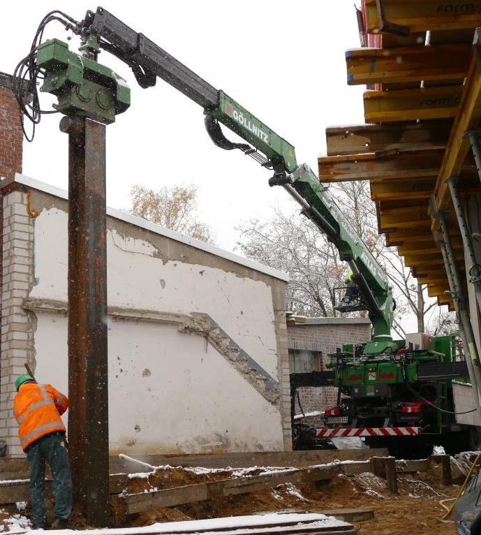 Loader Crane with a Vibrating Pile Driver | LECTURA Press