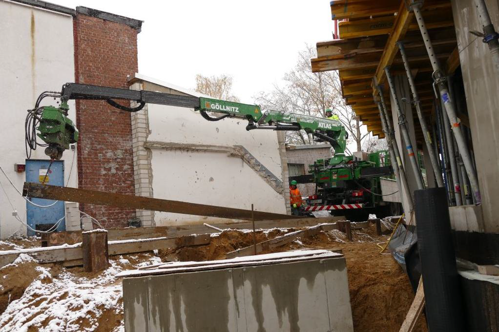 Loader Crane with a Vibrating Pile Driver | LECTURA Press