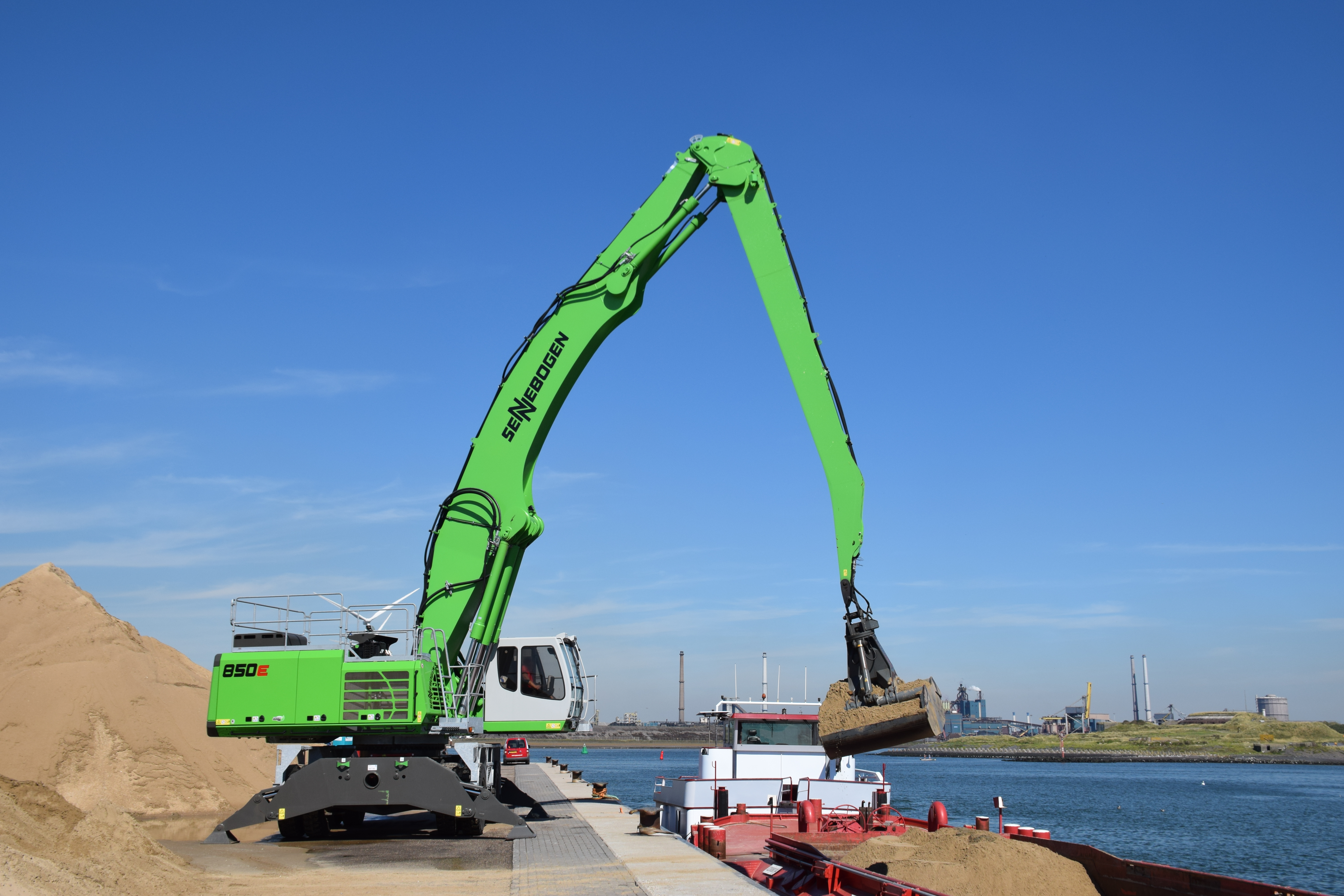 Sandumschlag im großen Stil: grüner SENNEBOGEN 850 Umschlagbagger bei ...