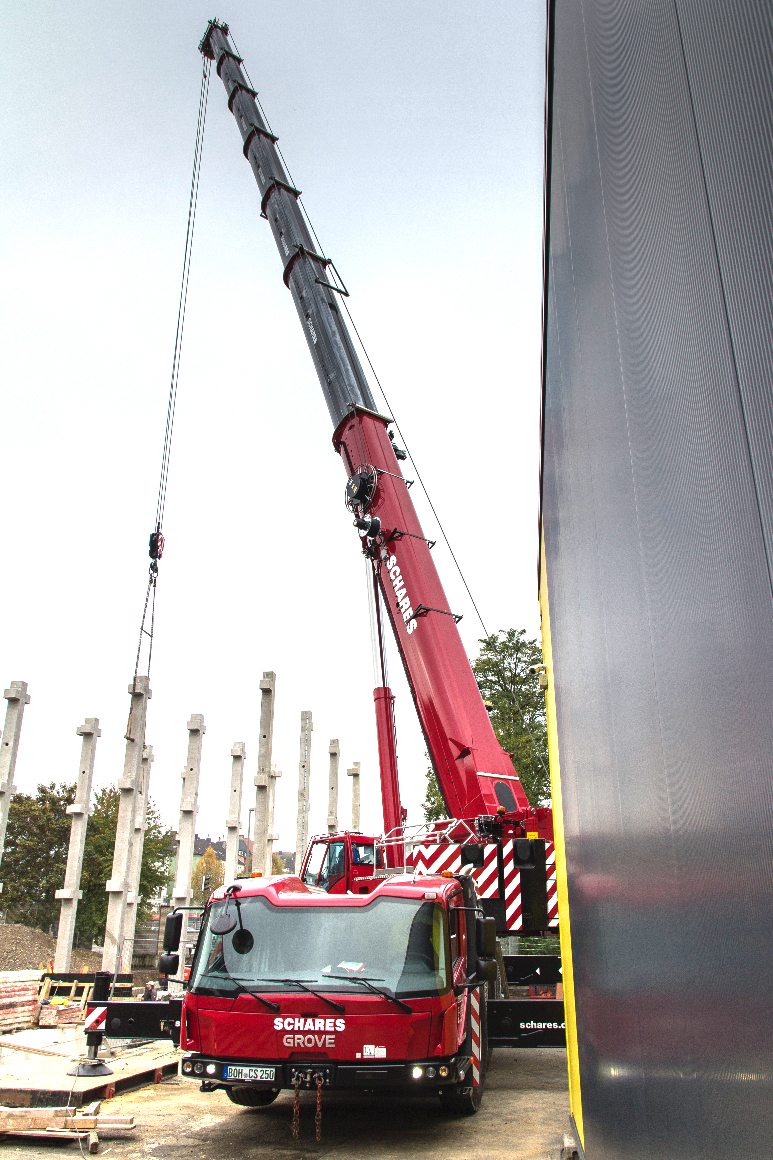 Grove GMK5250L combines precise control and lifting power in downtown ...