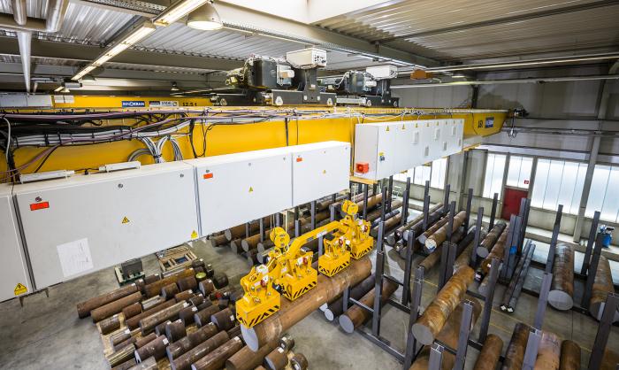 Neuer Kran, neue Möglichkeiten 14 Tonnen per Magnet | LECTURA Press