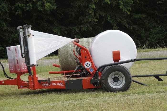 KUHN trailed turntable round bale wrappers RW 1410/1610 | LECTURA Press