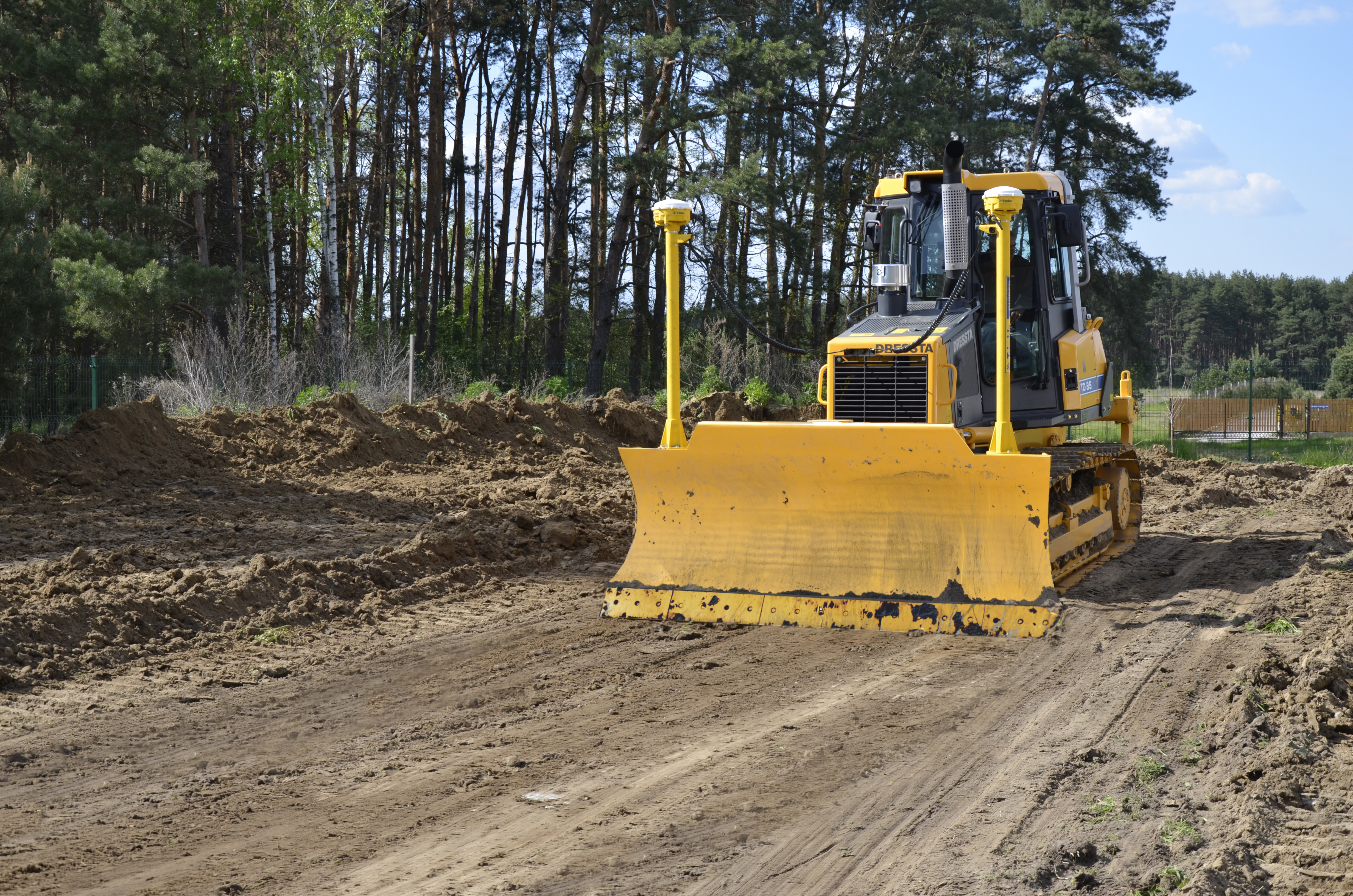New Dressta TD-9S LT hydrostatic compact crawler dozer | LECTURA Press